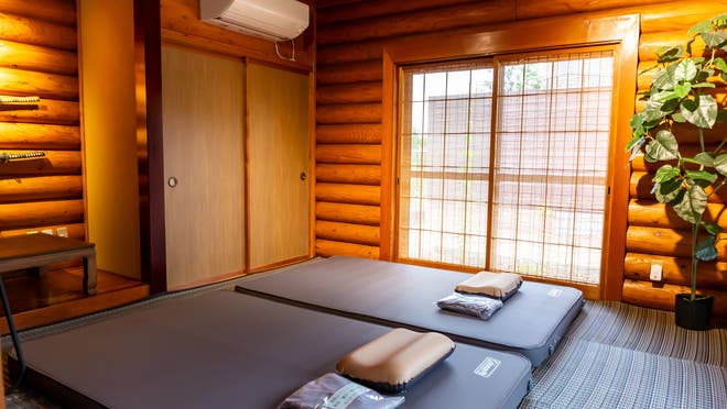 樹齢50年超の丸太を使った重厚なログハウス。の写真6