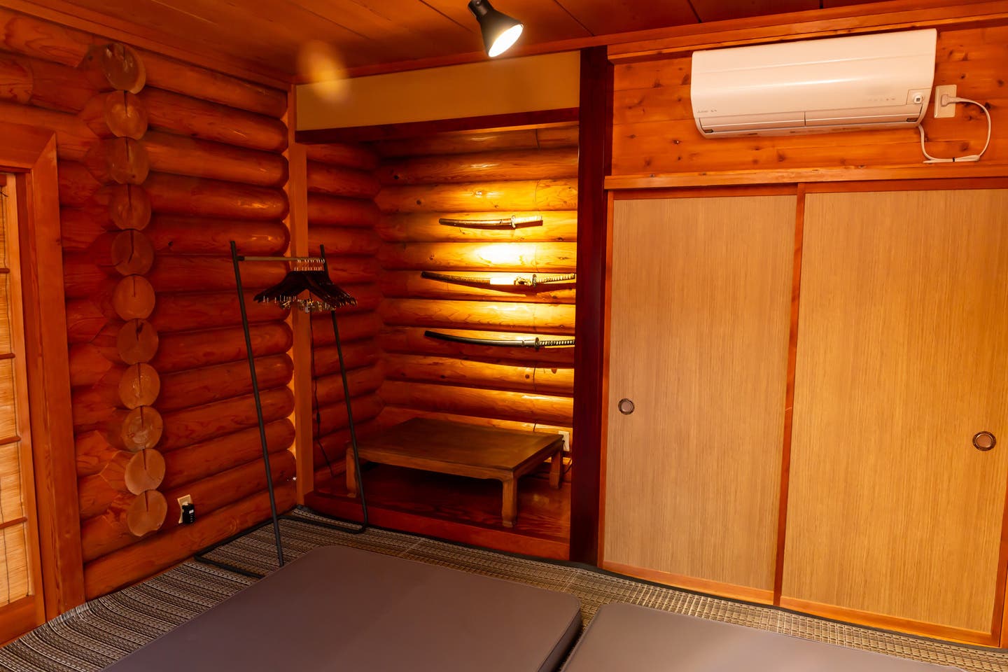 樹齢50年超の丸太を使った重厚なログハウス。の写真7