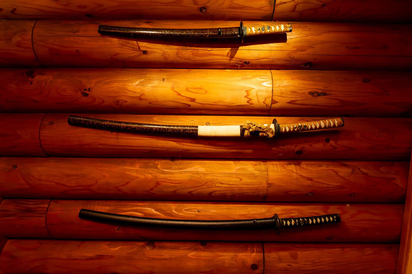 樹齢50年超の丸太を使った重厚なログハウス。の写真8