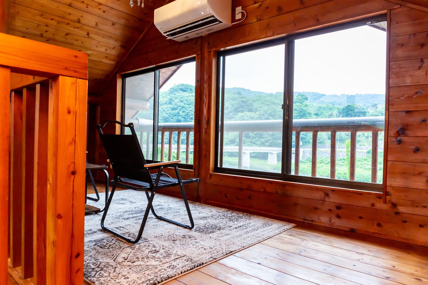 樹齢50年超の丸太を使った重厚なログハウス。の写真9