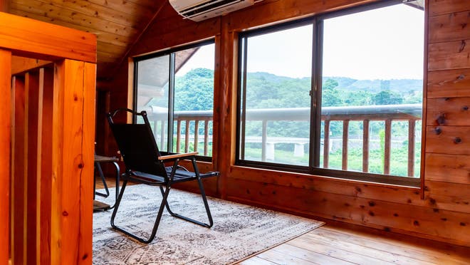 樹齢50年超の丸太を使った重厚なログハウス。の写真9