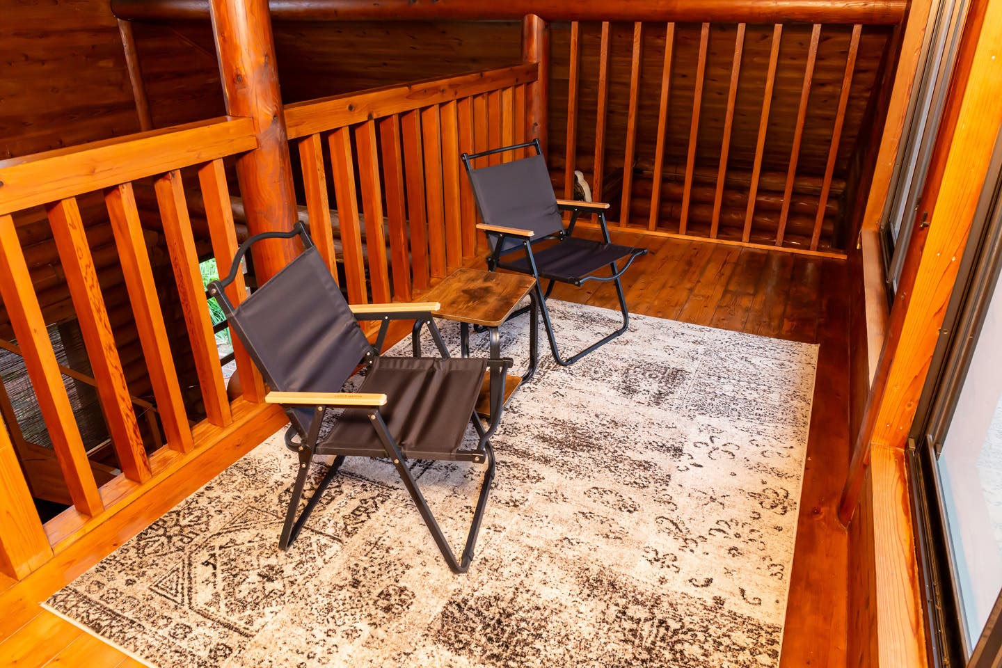 樹齢50年超の丸太を使った重厚なログハウス。の写真10