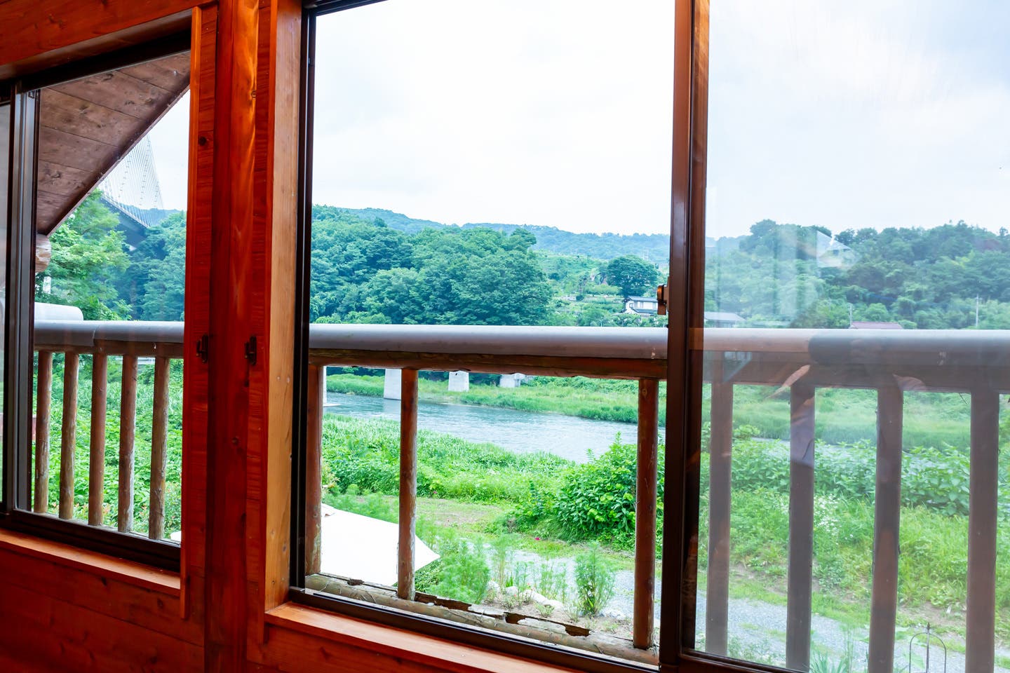 樹齢50年超の丸太を使った重厚なログハウス。の写真11