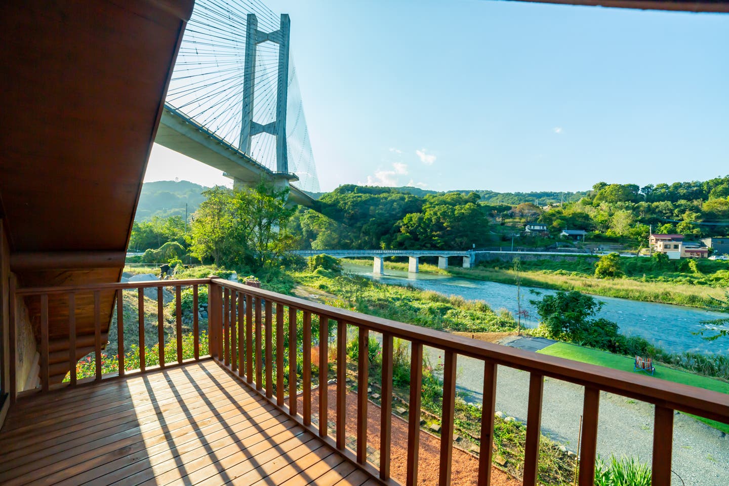 樹齢50年超の丸太を使った重厚なログハウス。の写真12