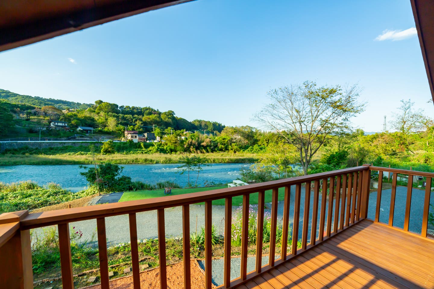 樹齢50年超の丸太を使った重厚なログハウス。の写真13