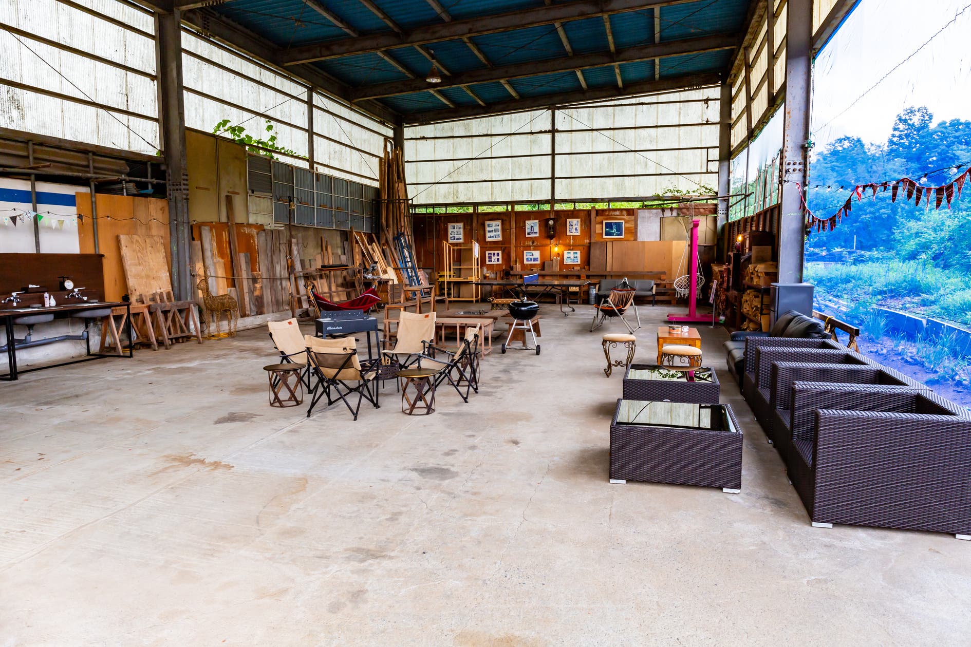 屋根付きの屋外イベントスペースの写真1