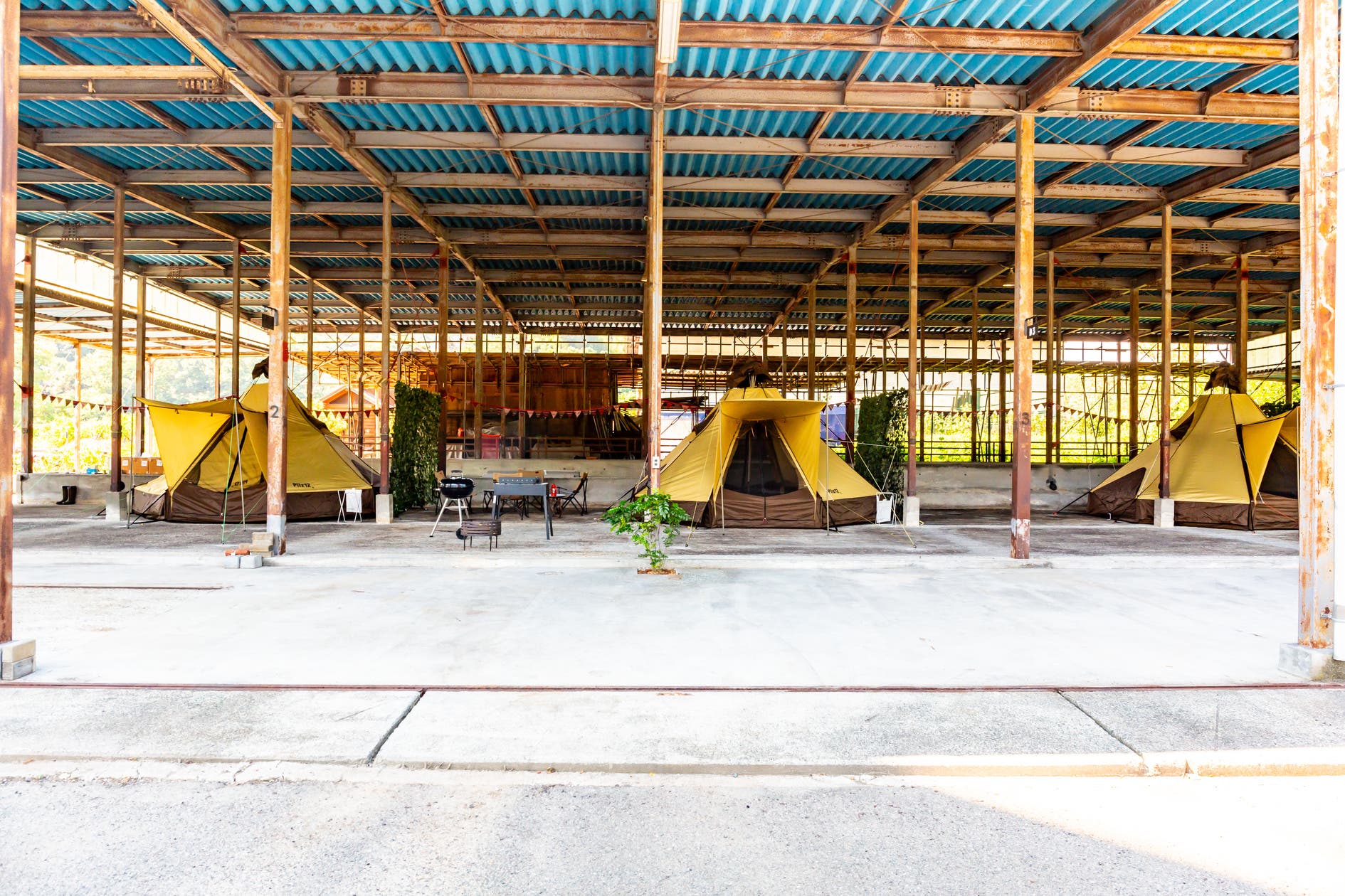 牛舎として使われていた建物を改装した高い屋根のあるキャンプサイトの写真3