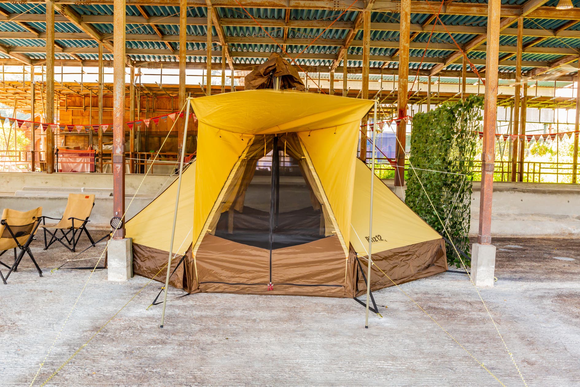 牛舎として使われていた建物を改装した高い屋根のあるキャンプサイトの写真5