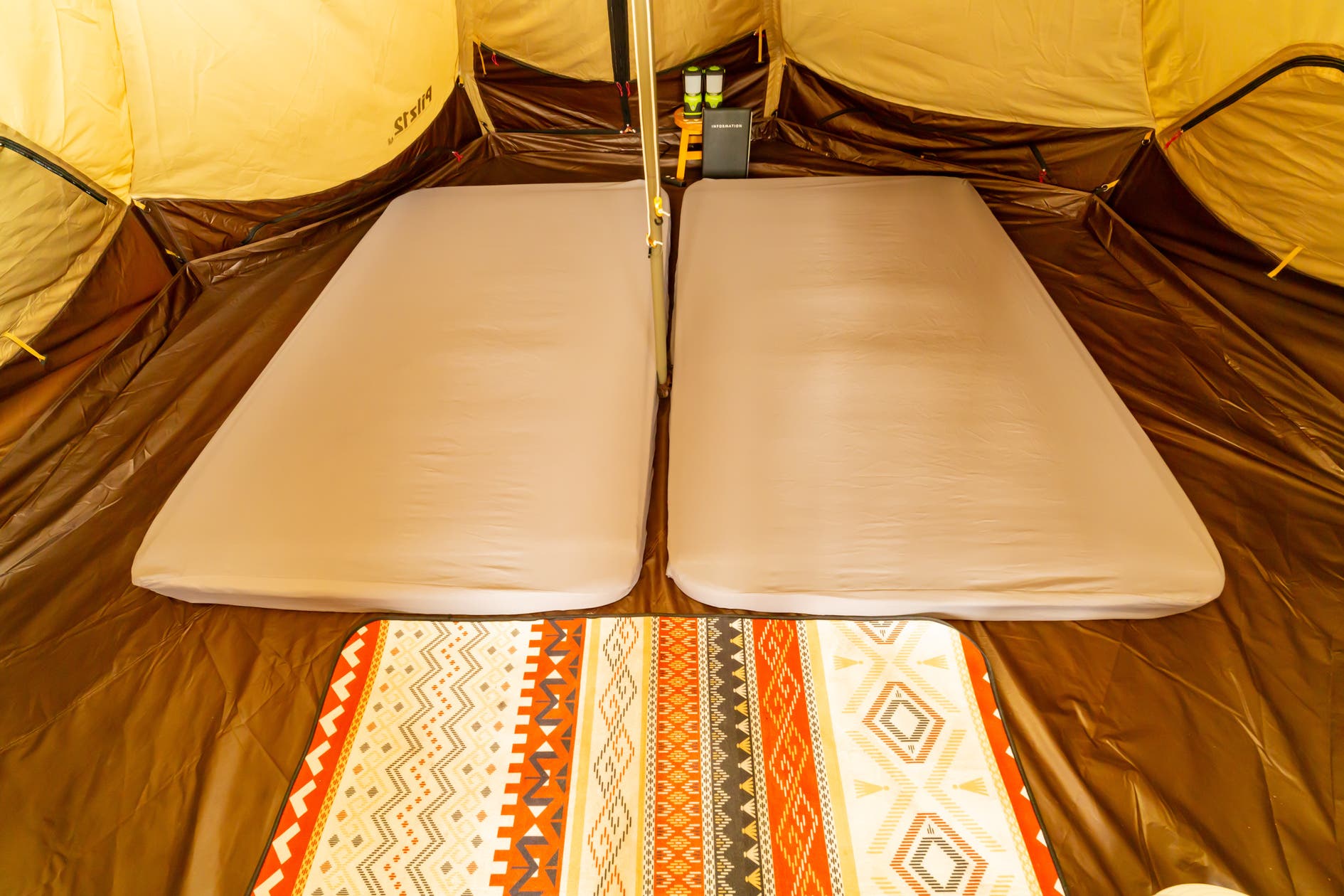 牛舎として使われていた建物を改装した高い屋根のあるキャンプサイトの写真6