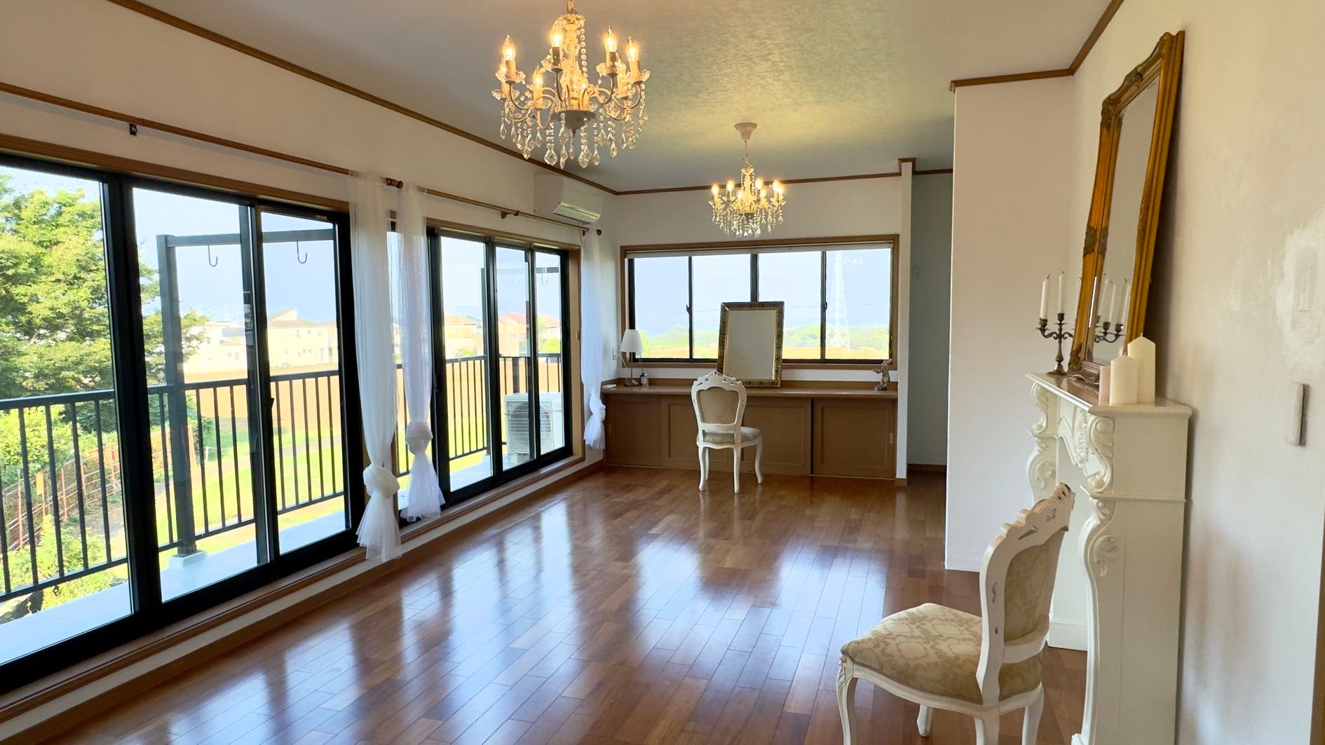 【ROOM1】白背景、撮影スタジオ付き📸個室ヘアメイクスタジオ🚗駐車場1台無料・京急三崎口6分の写真1