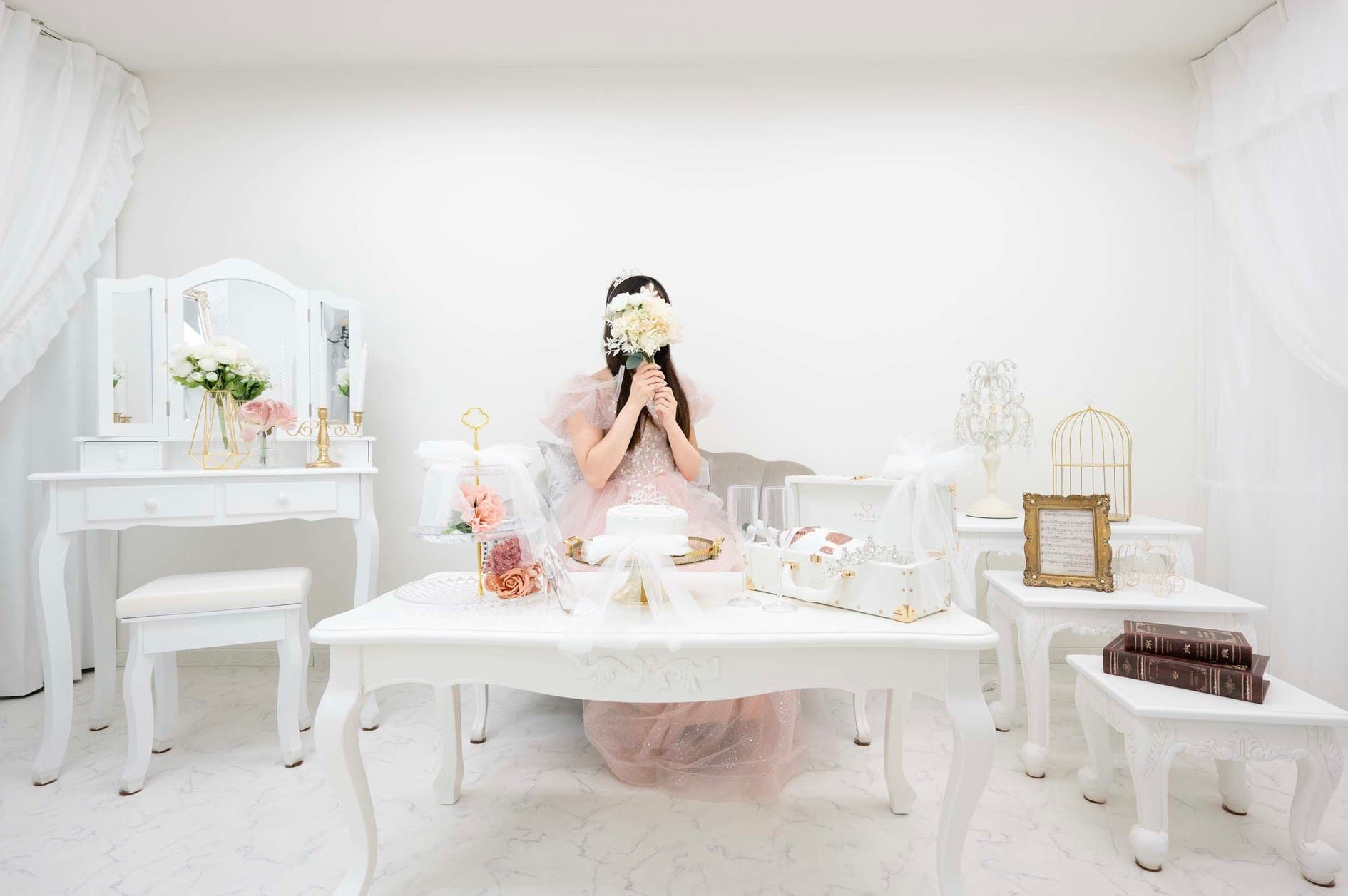 🎉NEW✨秋葉原駅5分💖白背景×姫系ソファ＆シャンデリア🎀ドレス有｜高性能プロジェクター｜推し活・コスプレ・商用OKの写真1