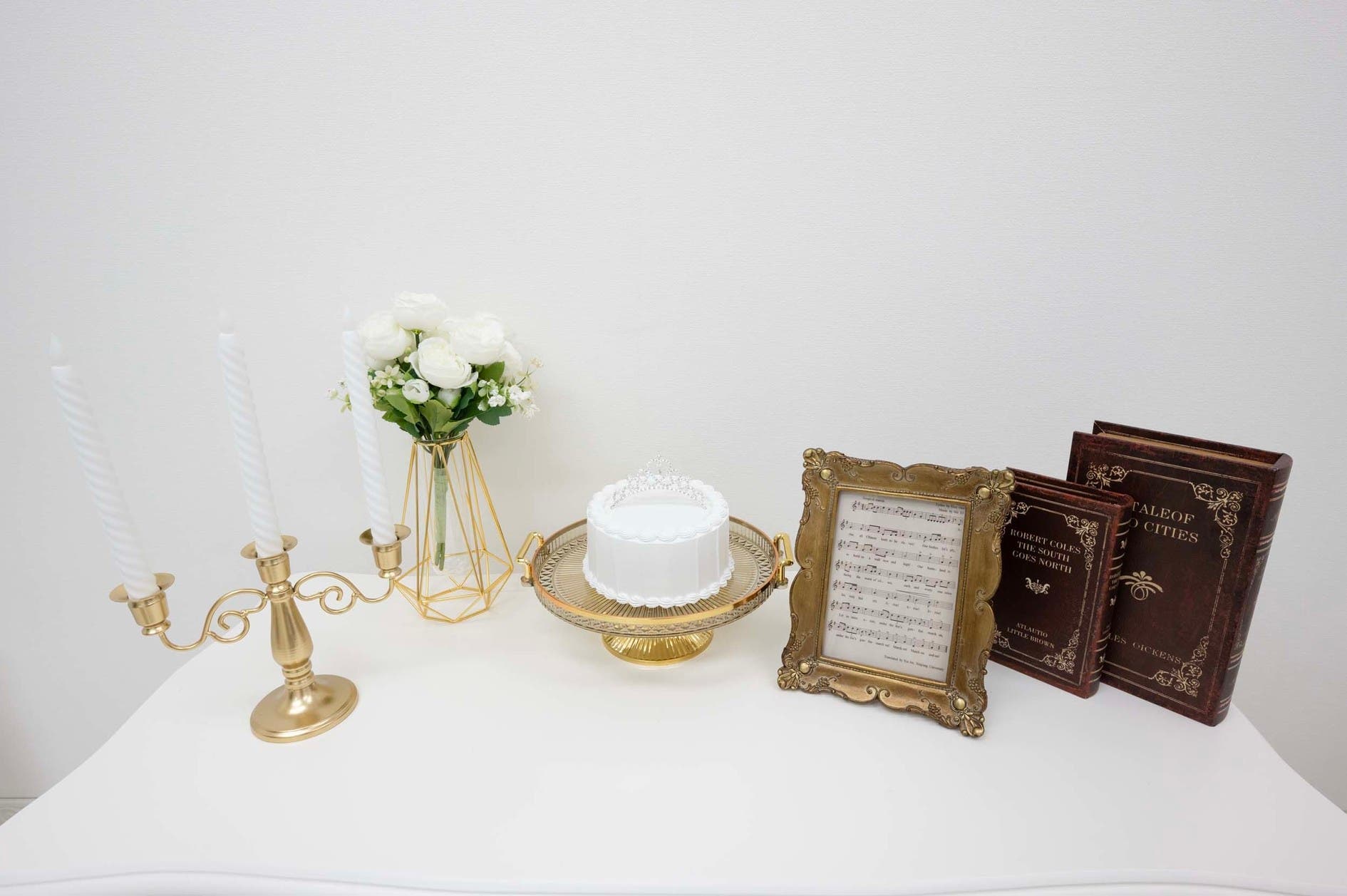 🎉NEW✨秋葉原駅5分💖白背景×姫系ソファ＆シャンデリア🎀ドレス有｜高性能プロジェクター｜推し活・コスプレ・商用OKの写真11