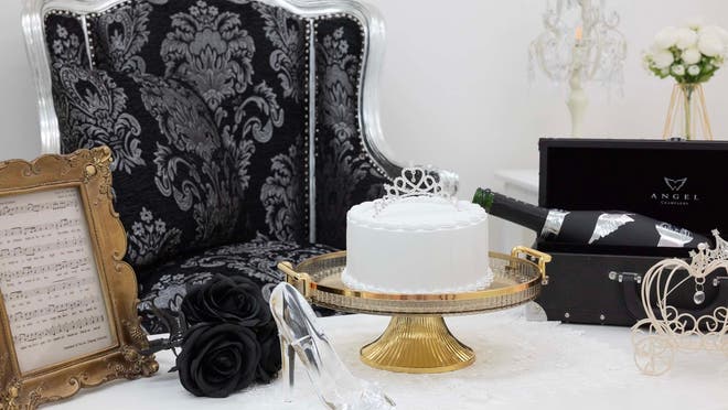 🎉NEW✨秋葉原駅5分💖白背景×姫系ソファ&シャンデリア🎀ドレス有|高性能プロジェクター|推し活・コスプレ・商用OKの写真28