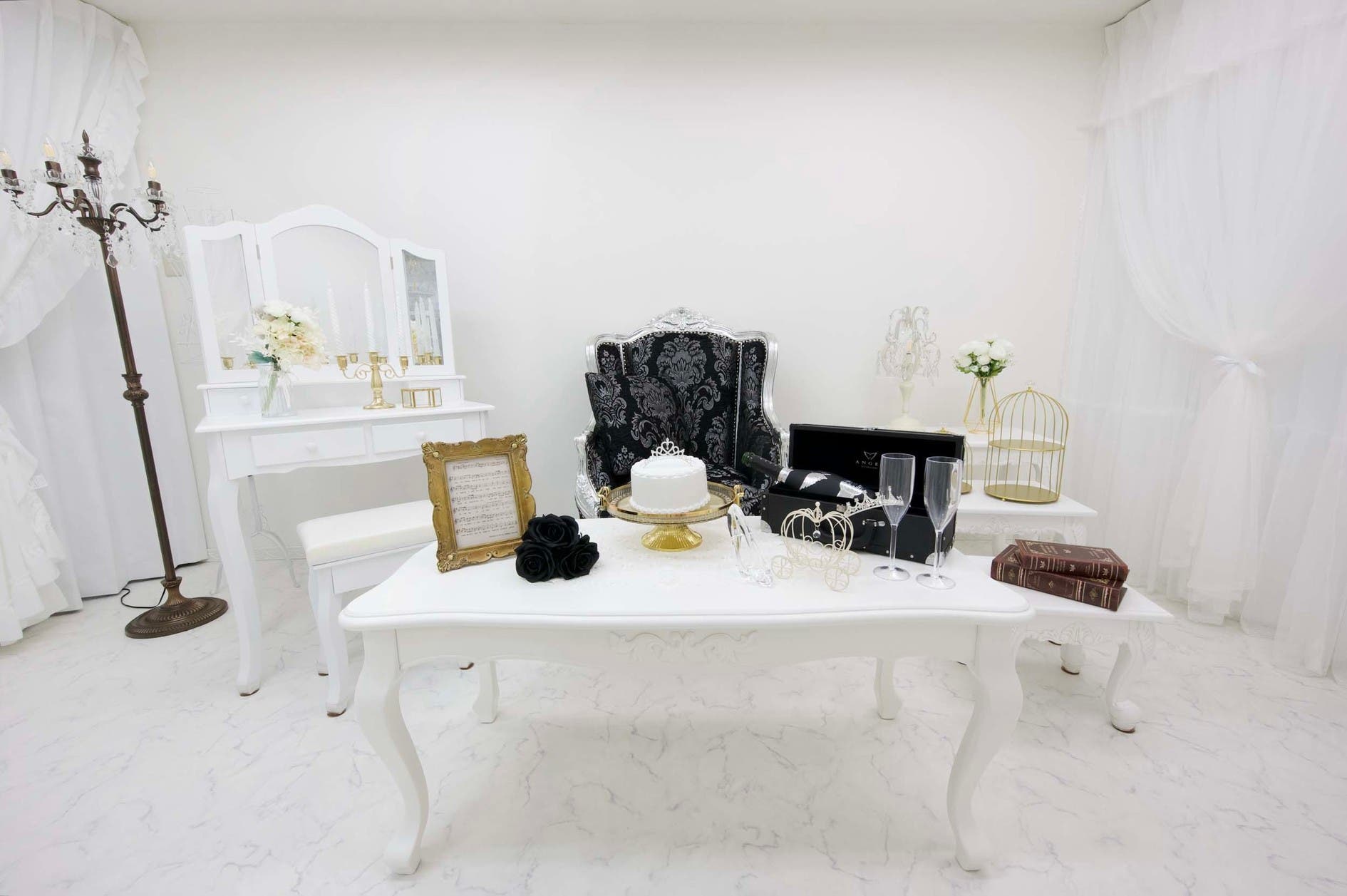 🎉NEW✨秋葉原駅5分💖白背景×姫系ソファ＆シャンデリア🎀ドレス有｜高性能プロジェクター｜推し活・コスプレ・商用OKの写真7