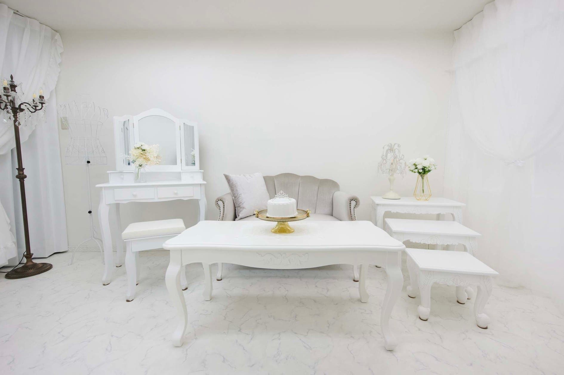 🎉NEW✨秋葉原駅5分💖白背景×姫系ソファ＆シャンデリア🎀ドレス有｜高性能プロジェクター｜推し活・コスプレ・商用OKの写真5