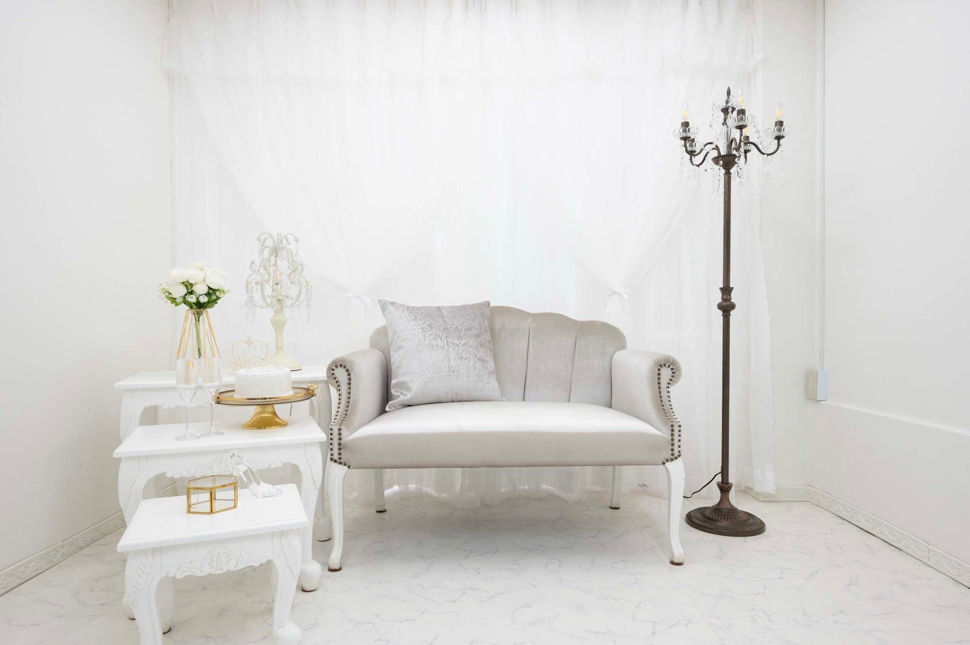 🎉NEW✨秋葉原駅5分💖白背景×姫系ソファ＆シャンデリア🎀ドレス有｜高性能プロジェクター｜推し活・コスプレ・商用OKの写真6