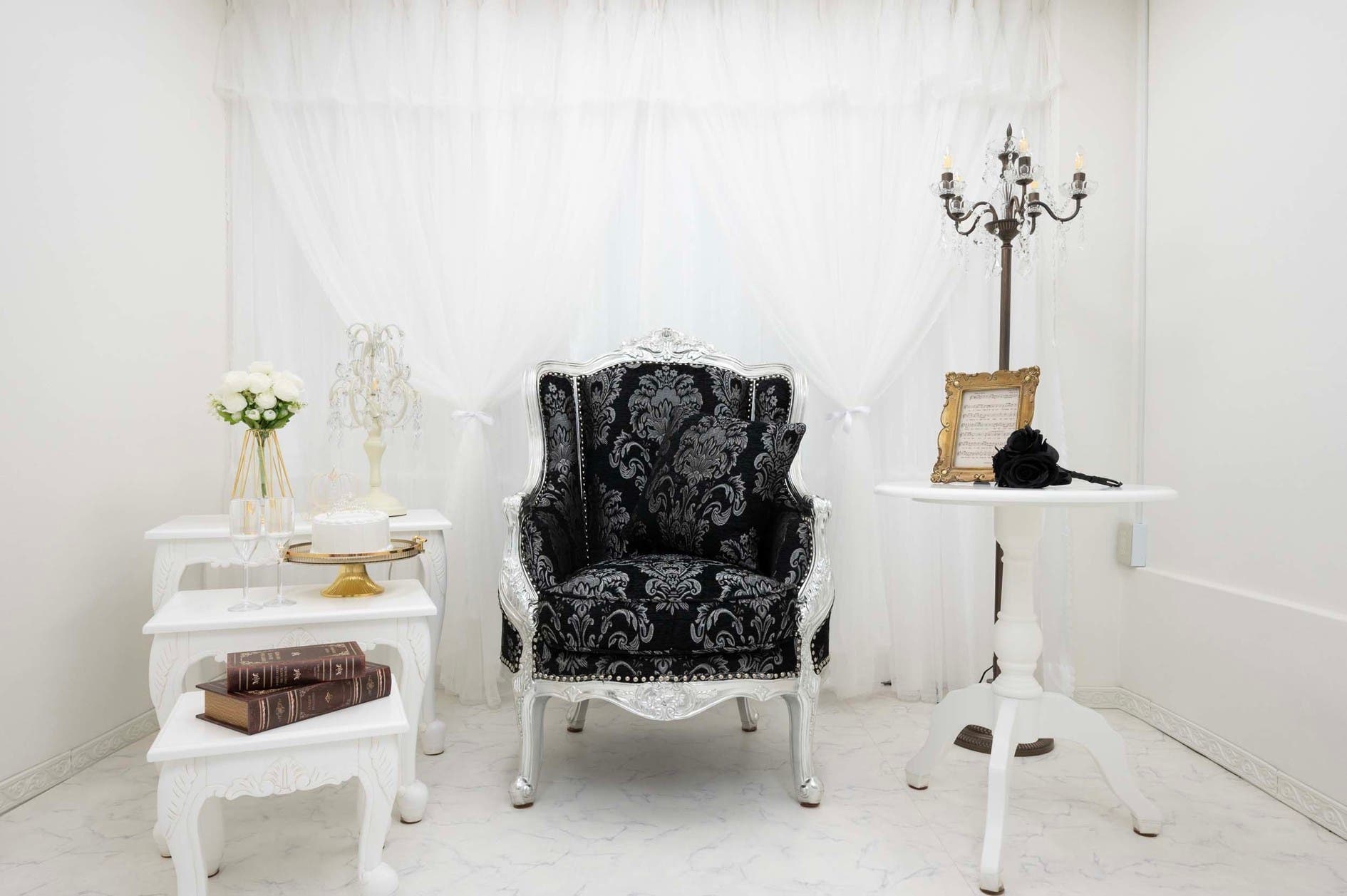 🎉NEW✨秋葉原駅5分💖白背景×姫系ソファ＆シャンデリア🎀ドレス有｜高性能プロジェクター｜推し活・コスプレ・商用OKの写真4