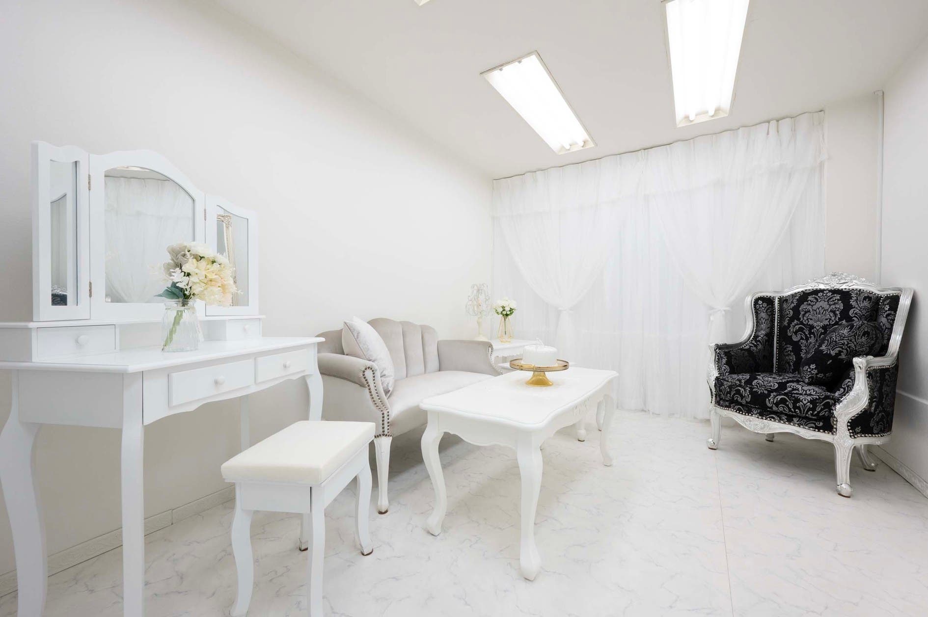 🎉NEW✨秋葉原駅5分💖白背景×姫系ソファ＆シャンデリア🎀ドレス有｜高性能プロジェクター｜推し活・コスプレ・商用OKの写真3