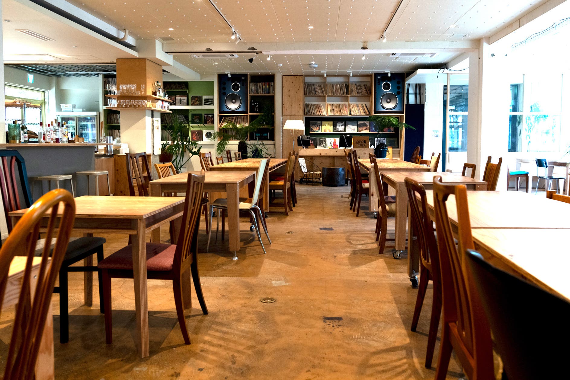 【池尻イベントスペース200名可】インスタ映え抜群！大型JBLスピーカーのレコードミュージックバー　本格音響設備とグランドピアノの写真1