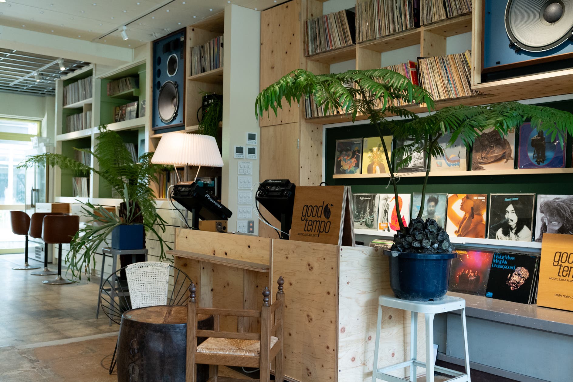 【池尻イベントスペース200名可】インスタ映え抜群！大型JBLスピーカーのレコードミュージックバー　本格音響設備とグランドピアノの写真2