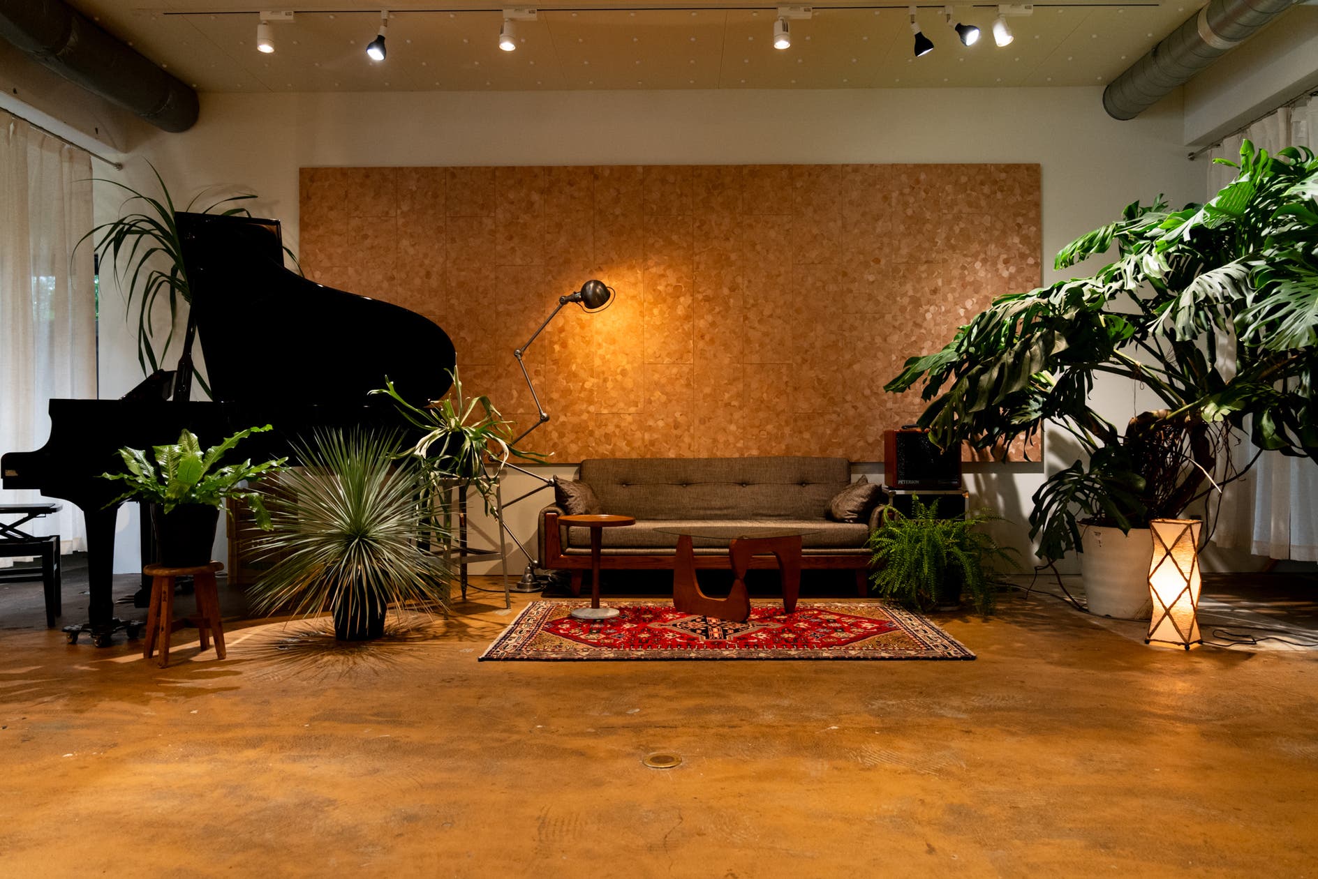 【池尻イベントスペース200名可】インスタ映え抜群！大型JBLスピーカーのレコードミュージックバー　本格音響設備とグランドピアノの写真3