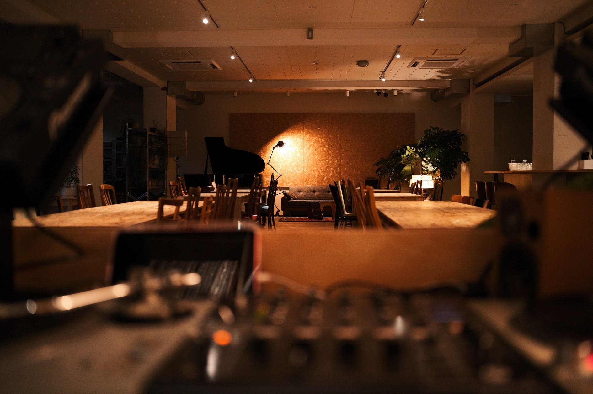 【池尻イベントスペース200名可】インスタ映え抜群！大型JBLスピーカーのレコードミュージックバー　本格音響設備とグランドピアノの写真16