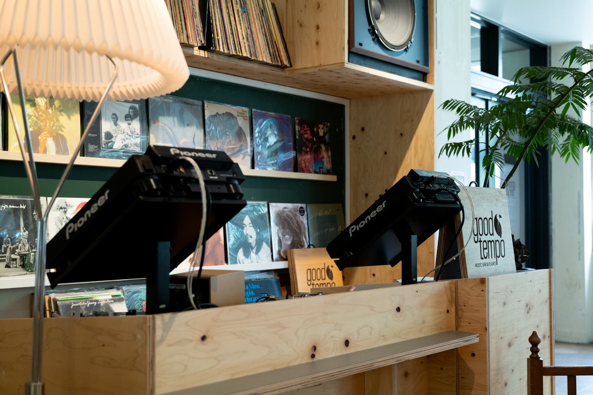 【池尻イベントスペース200名可】インスタ映え抜群！大型JBLスピーカーのレコードミュージックバー　本格音響設備とグランドピアノの写真9