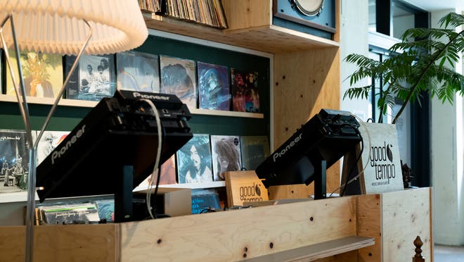 【池尻イベントスペース200名可】インスタ映え抜群!大型JBLスピーカーのレコードミュージックバー 本格音響設備とグランドピアノの写真9