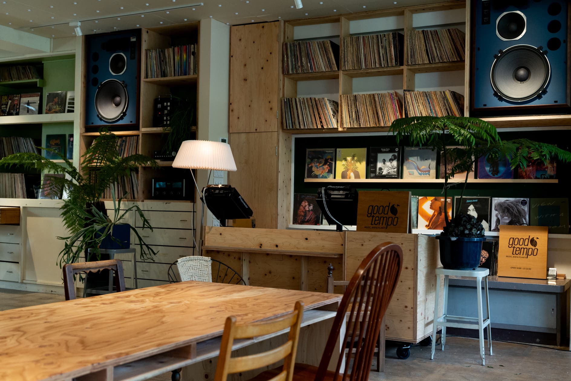 【池尻イベントスペース200名可】インスタ映え抜群！大型JBLスピーカーのレコードミュージックバー　本格音響設備とグランドピアノの写真20