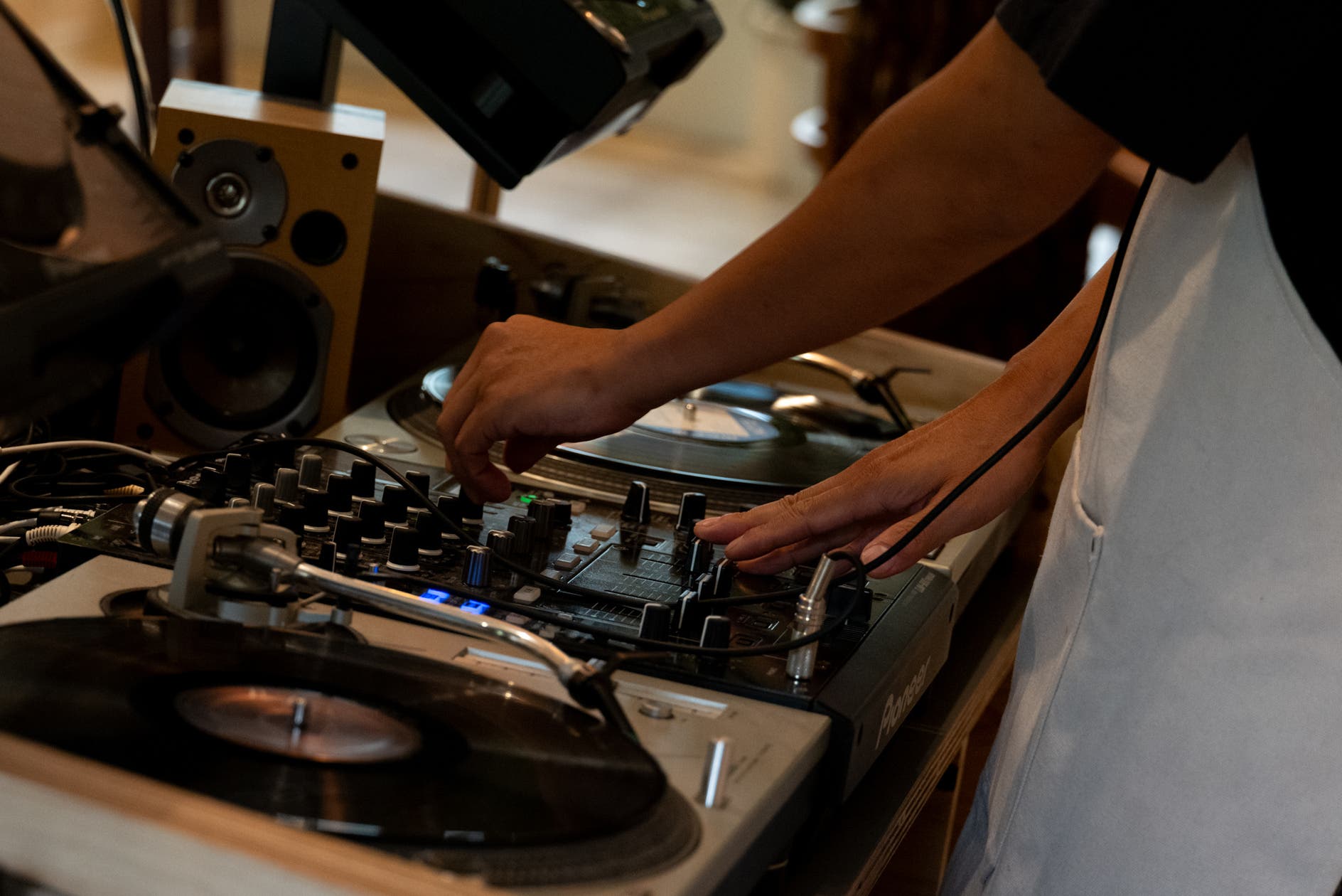 【池尻イベントスペース200名可】インスタ映え抜群！大型JBLスピーカーのレコードミュージックバー　本格音響設備とグランドピアノの写真21