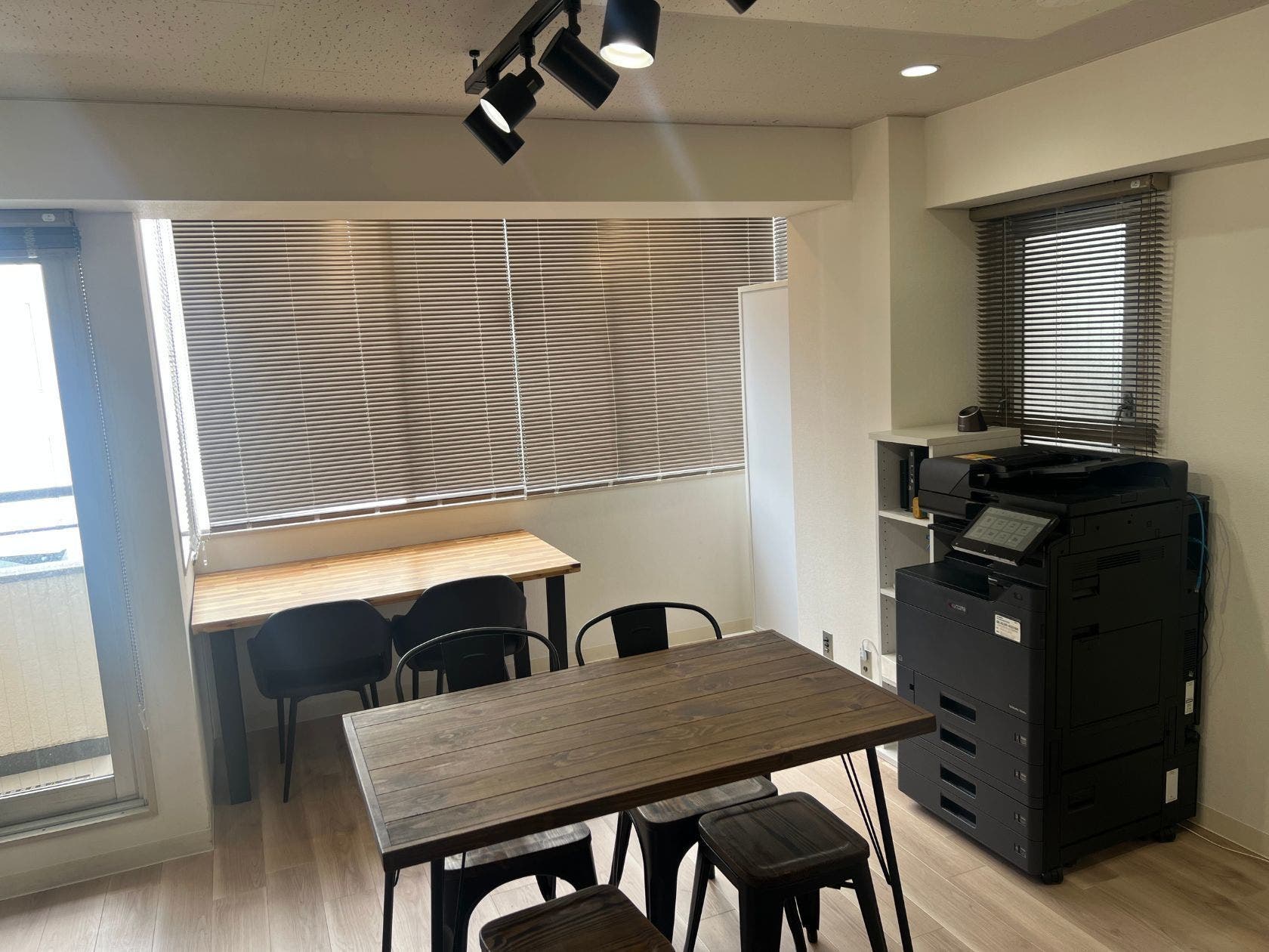 ✨北参道駅から徒歩1分✨レンタルスペース♪コピー機あり♪10人までの打合せに最適！控室/会議/撮影/打合せ等🪴🪴の写真1