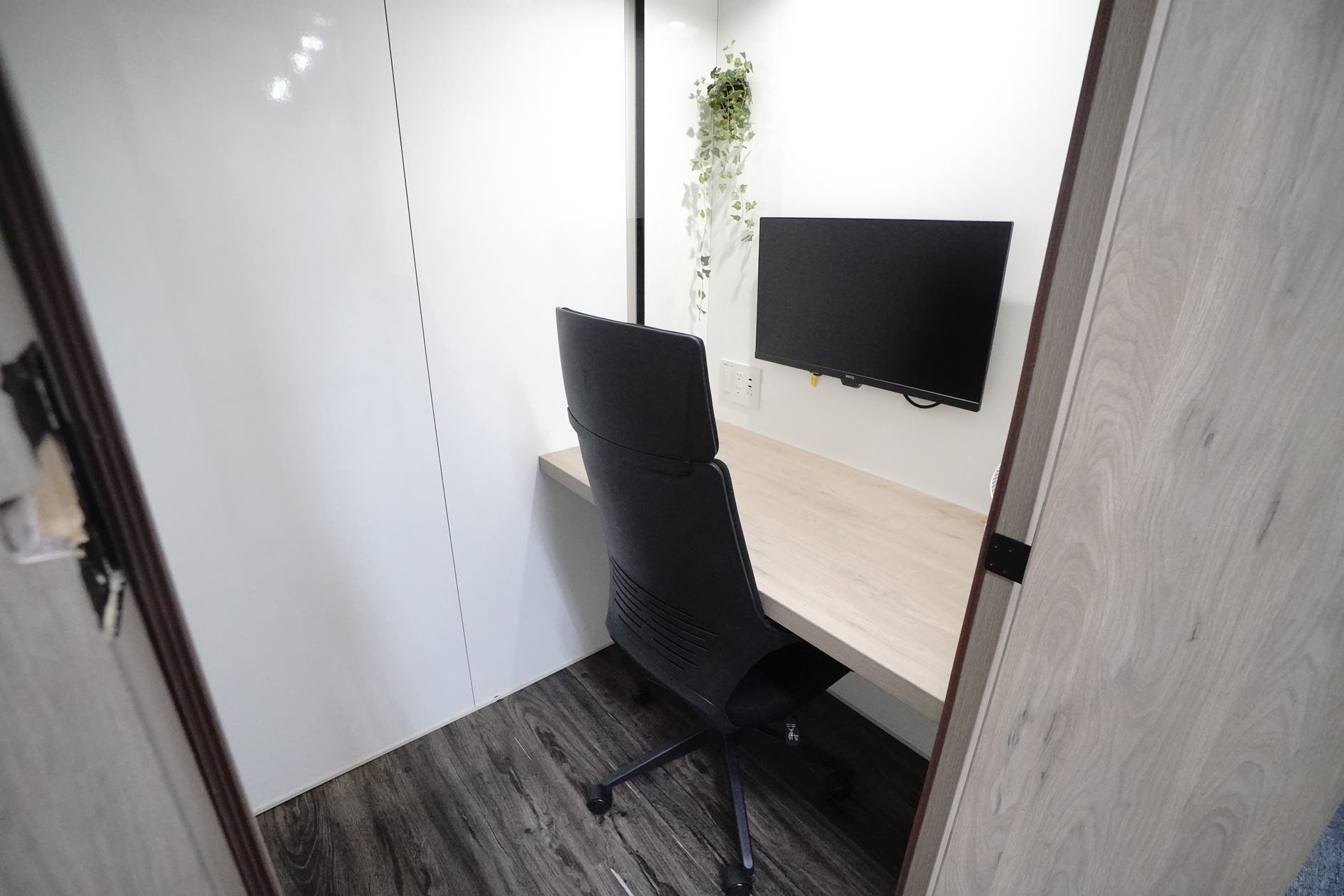 ＜シュシュWork京都駅No.3＞京都駅徒歩5分🚃完全個室ワークブース💼光回線Wi-Fi📶電源🔌テレワーク/ZOOM/自習の写真3