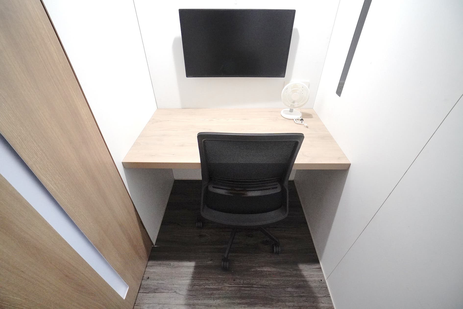 ＜シュシュWork京都駅No.4＞京都駅徒歩5分🚃完全個室ワークブース💼光回線Wi-Fi📶電源🔌テレワーク/ZOOM/自習の写真1