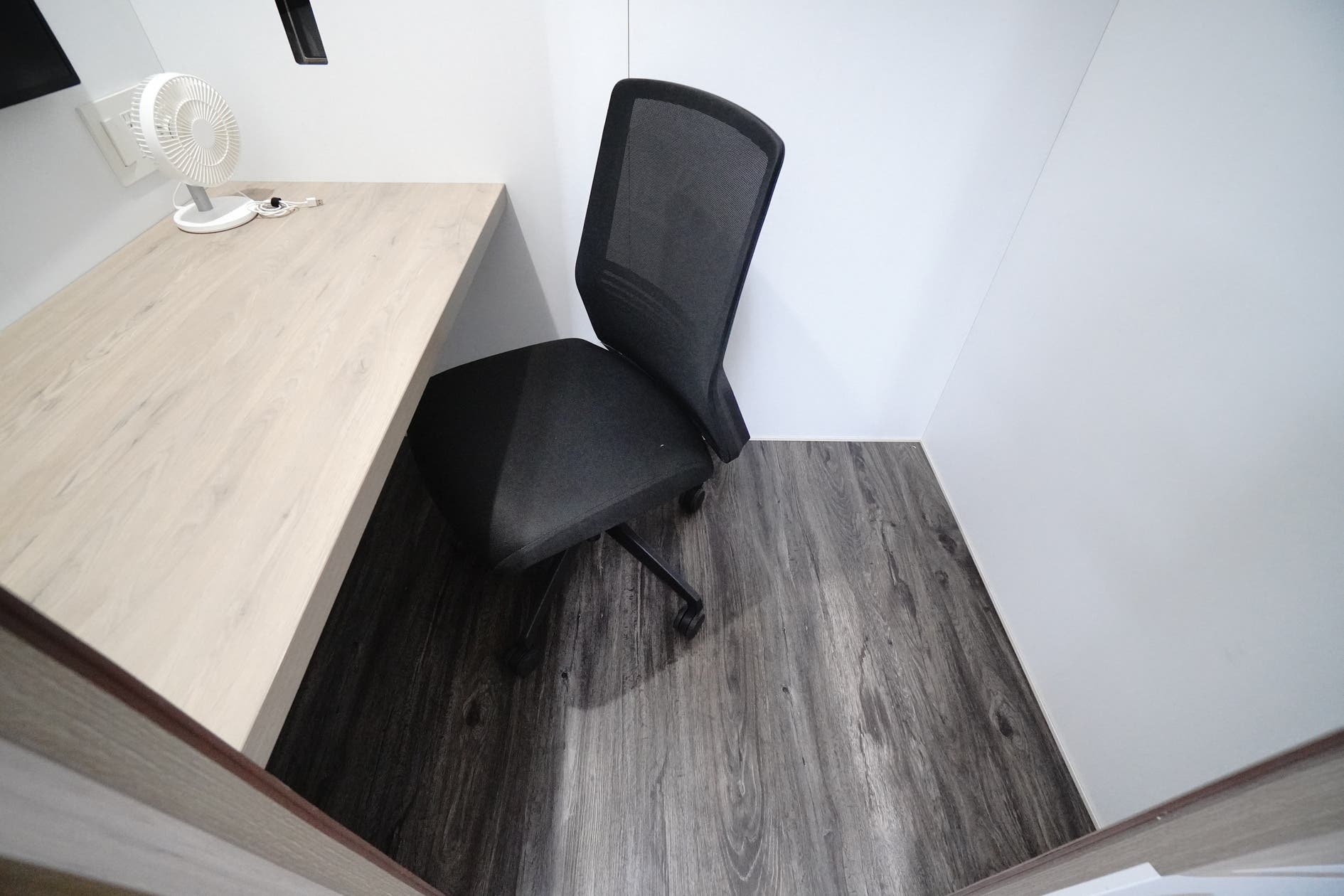 ＜シュシュWork京都駅No.4＞京都駅徒歩5分🚃完全個室ワークブース💼光回線Wi-Fi📶電源🔌テレワーク/ZOOM/自習の写真2