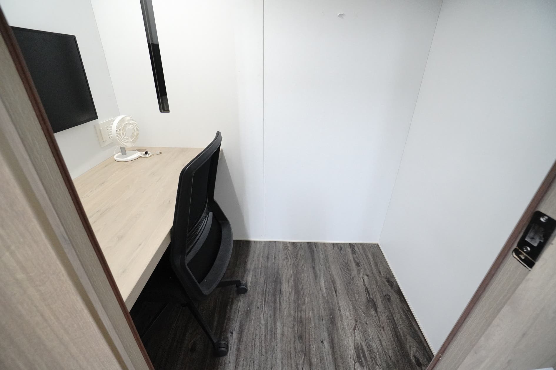 ＜シュシュWork京都駅No.4＞京都駅徒歩5分🚃完全個室ワークブース💼光回線Wi-Fi📶電源🔌テレワーク/ZOOM/自習の写真3