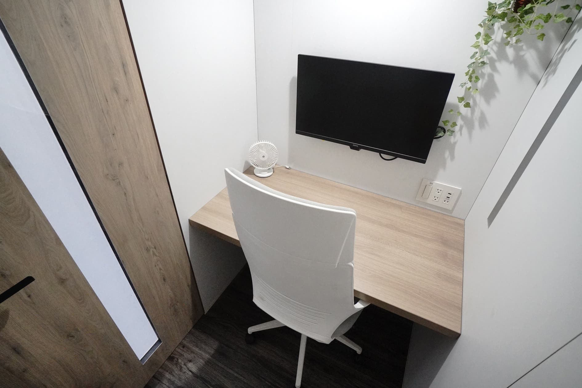 ＜シュシュWork京都駅No.6＞京都駅徒歩5分🚃完全個室ワークブース💼光回線Wi-Fi📶電源🔌テレワーク/ZOOM/自習の写真1