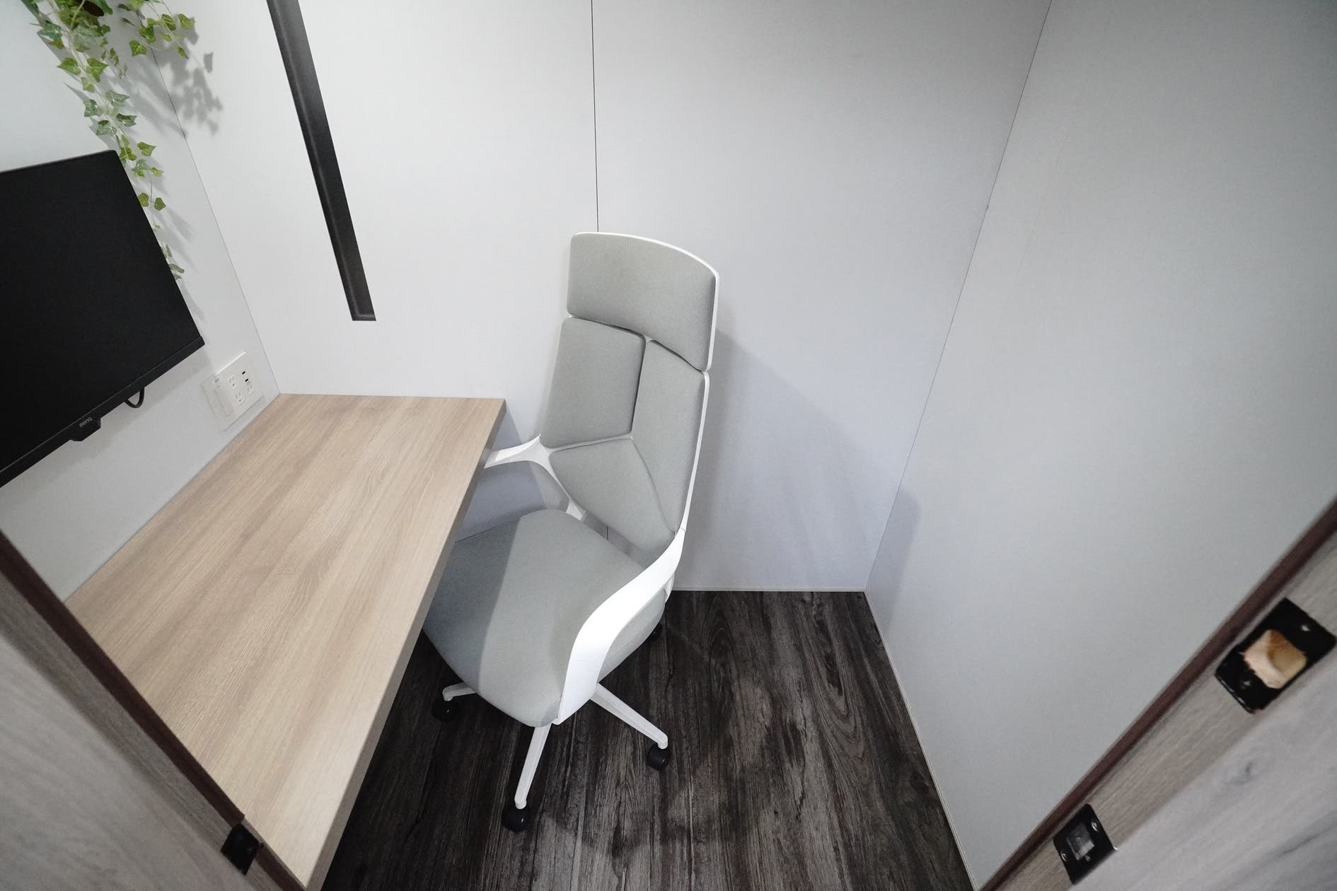 ＜シュシュWork京都駅No.6＞京都駅徒歩5分🚃完全個室ワークブース💼光回線Wi-Fi📶電源🔌テレワーク/ZOOM/自習の写真3