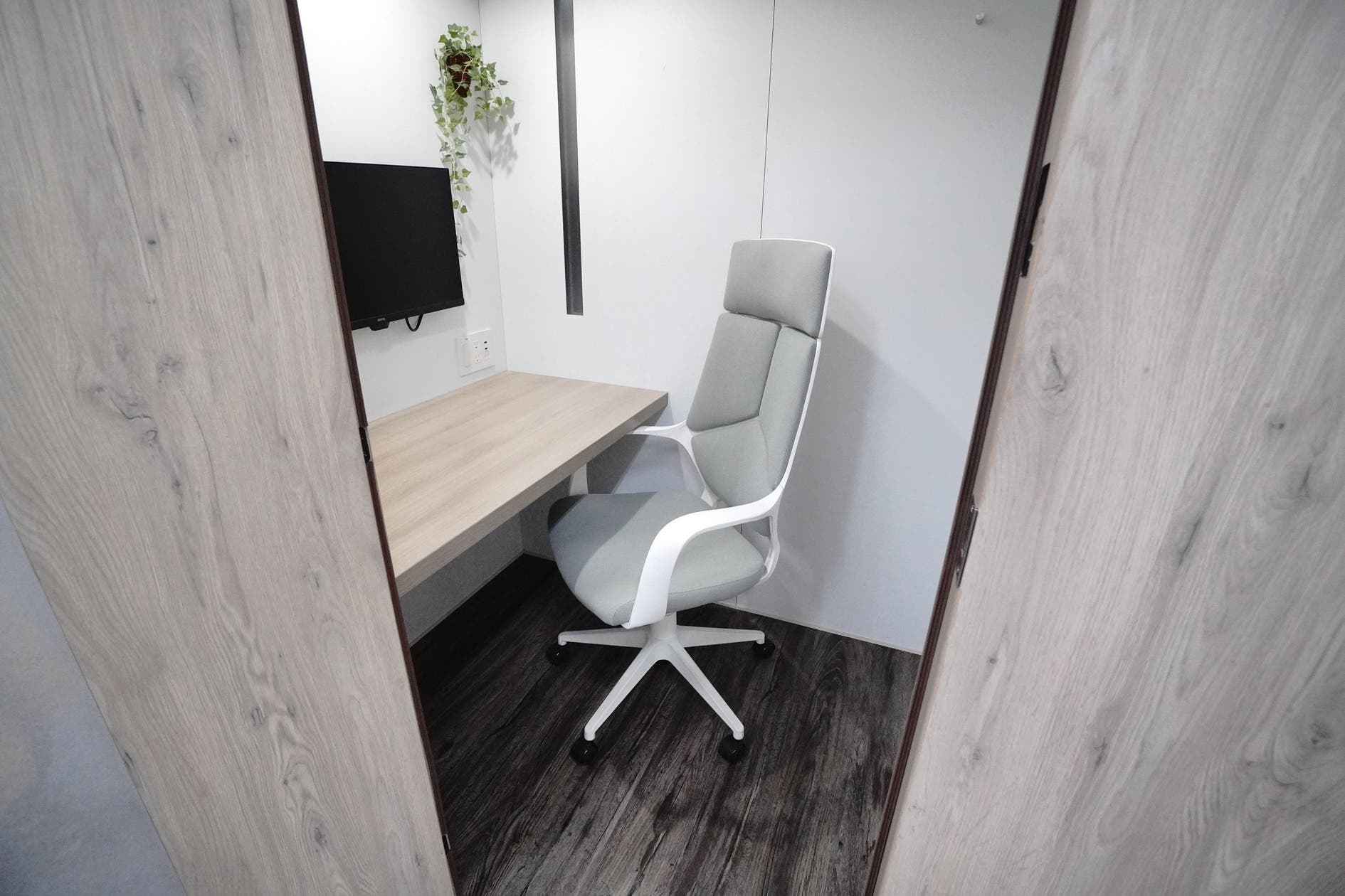 ＜シュシュWork京都駅No.6＞京都駅徒歩5分🚃完全個室ワークブース💼光回線Wi-Fi📶電源🔌テレワーク/ZOOM/自習の写真4