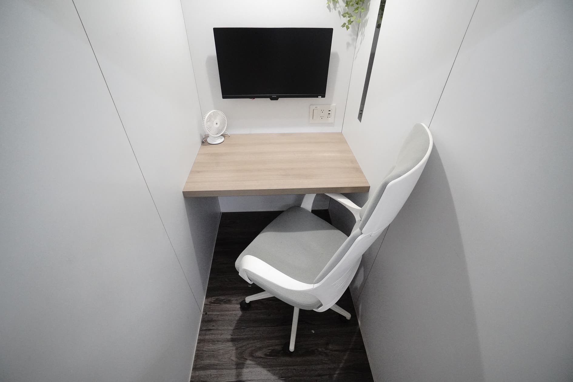 ＜シュシュWork京都駅No.7＞京都駅徒歩5分🚃完全個室ワークブース💼光回線Wi-Fi📶電源🔌テレワーク/ZOOM/自習の写真1