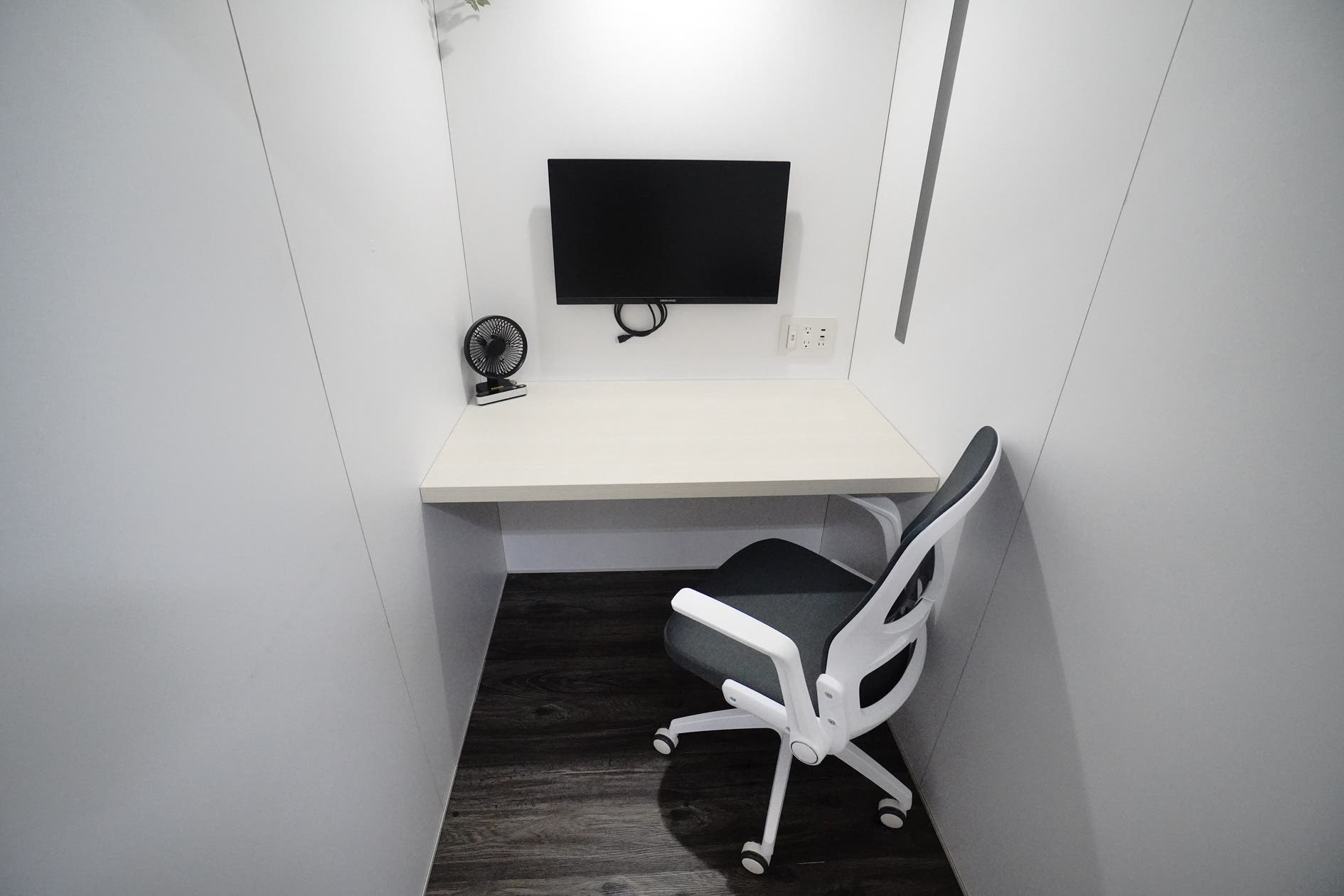 ＜シュシュWork京都駅No.8＞京都駅徒歩5分🚃完全個室ワークブース💼光回線Wi-Fi📶電源🔌テレワーク/ZOOM/自習の写真1