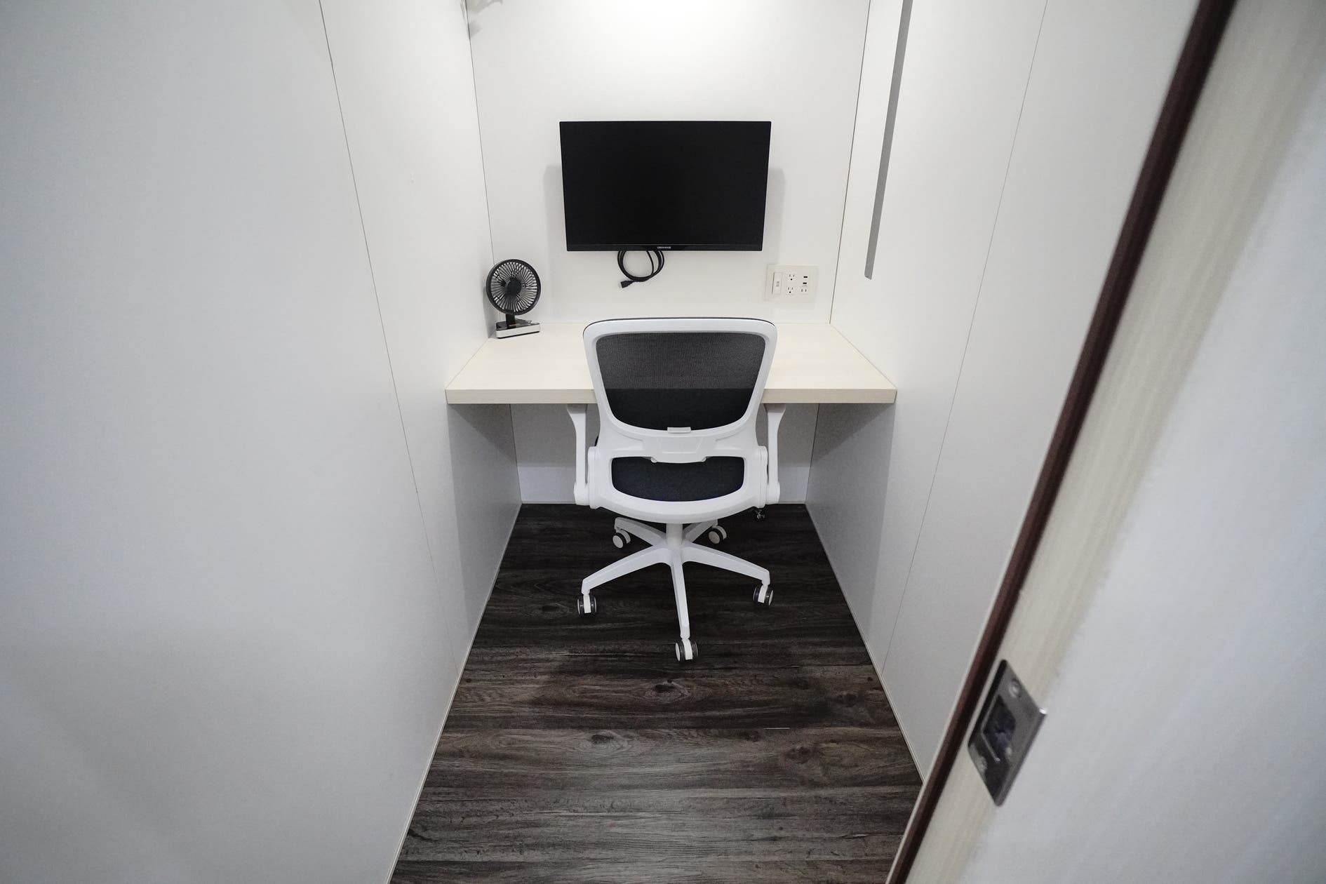 ＜シュシュWork京都駅No.8＞京都駅徒歩5分🚃完全個室ワークブース💼光回線Wi-Fi📶電源🔌テレワーク/ZOOM/自習の写真3