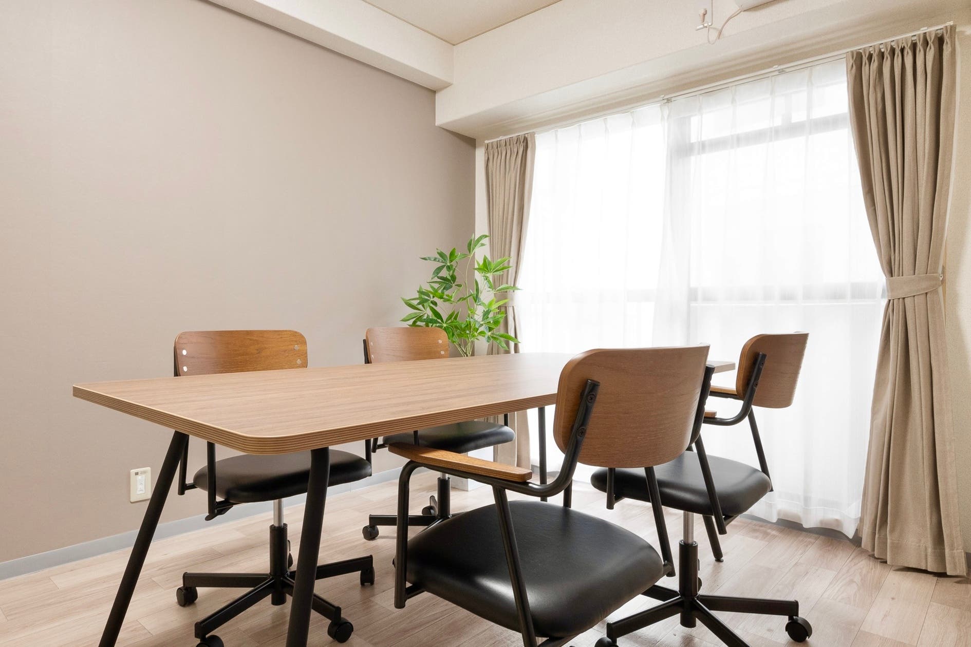 R's Office梅田【東梅田/中崎町駅すぐ】飲食OK🍹完全個室の快適空間💻光回線/モニター無料/オンライン会議にも最適♪の写真3