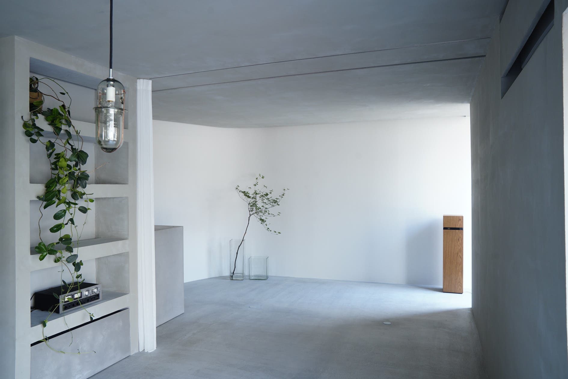 モルタルで作られたシンプルでスタイリッシュな空間の写真1