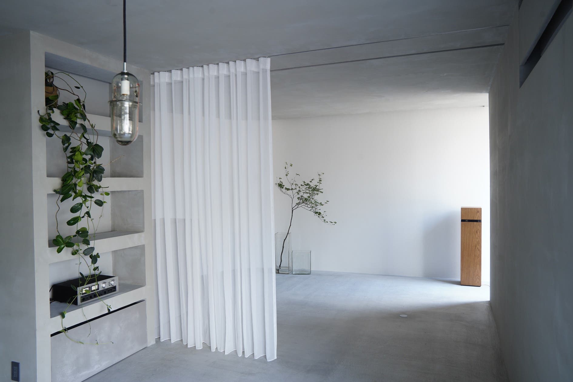 モルタルで作られたシンプルでスタイリッシュな空間の写真2