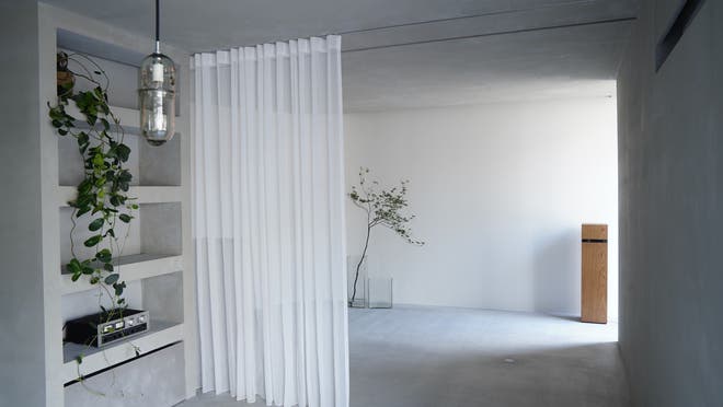 モルタルで作られたシンプルでスタイリッシュな空間の写真2