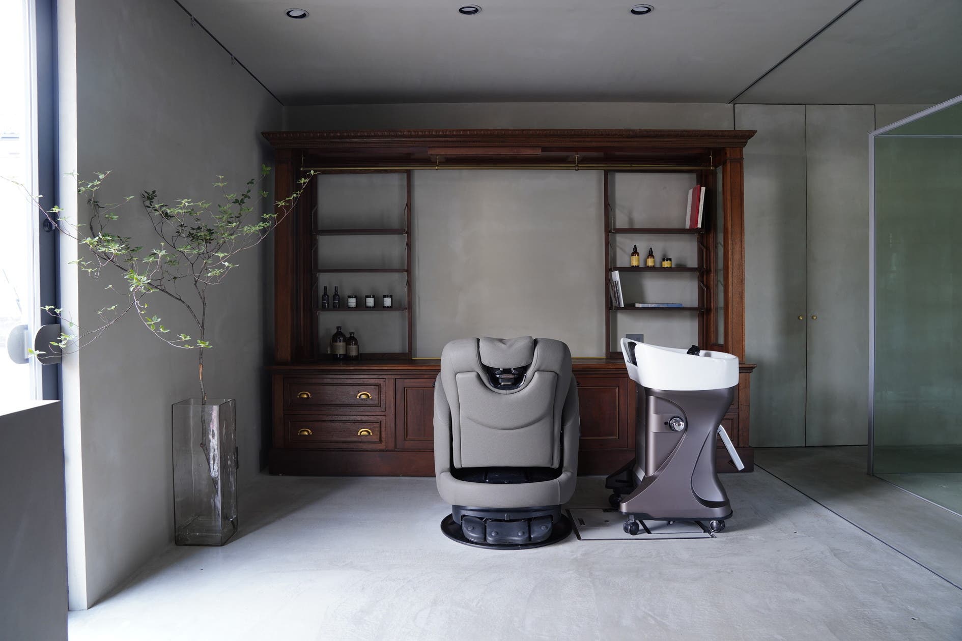 モルタルで作られたシンプルでスタイリッシュな空間の写真4