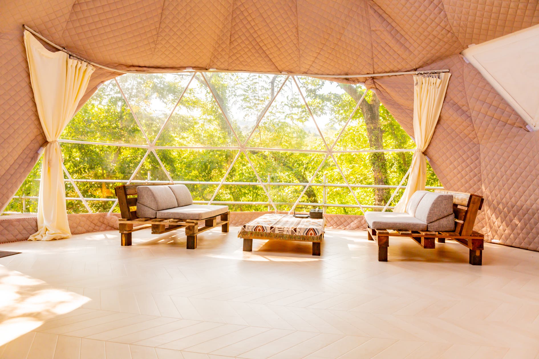 ドームテント2棟の写真1