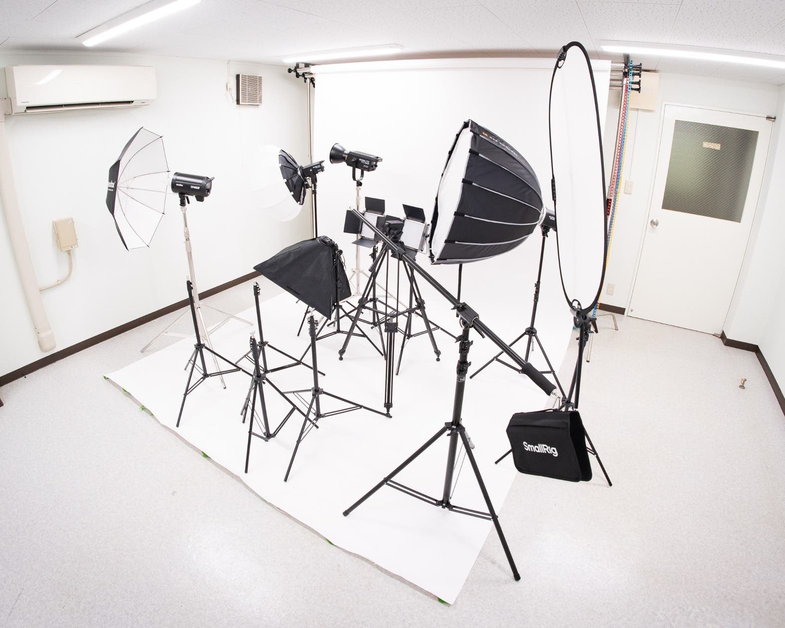 【南方駅徒歩1分／西中島南方駅徒歩3分／新大阪駅徒歩8分】“撮ってみたい”を気軽に叶える、初心者にもやさしいレンタル撮影スタジオの写真2