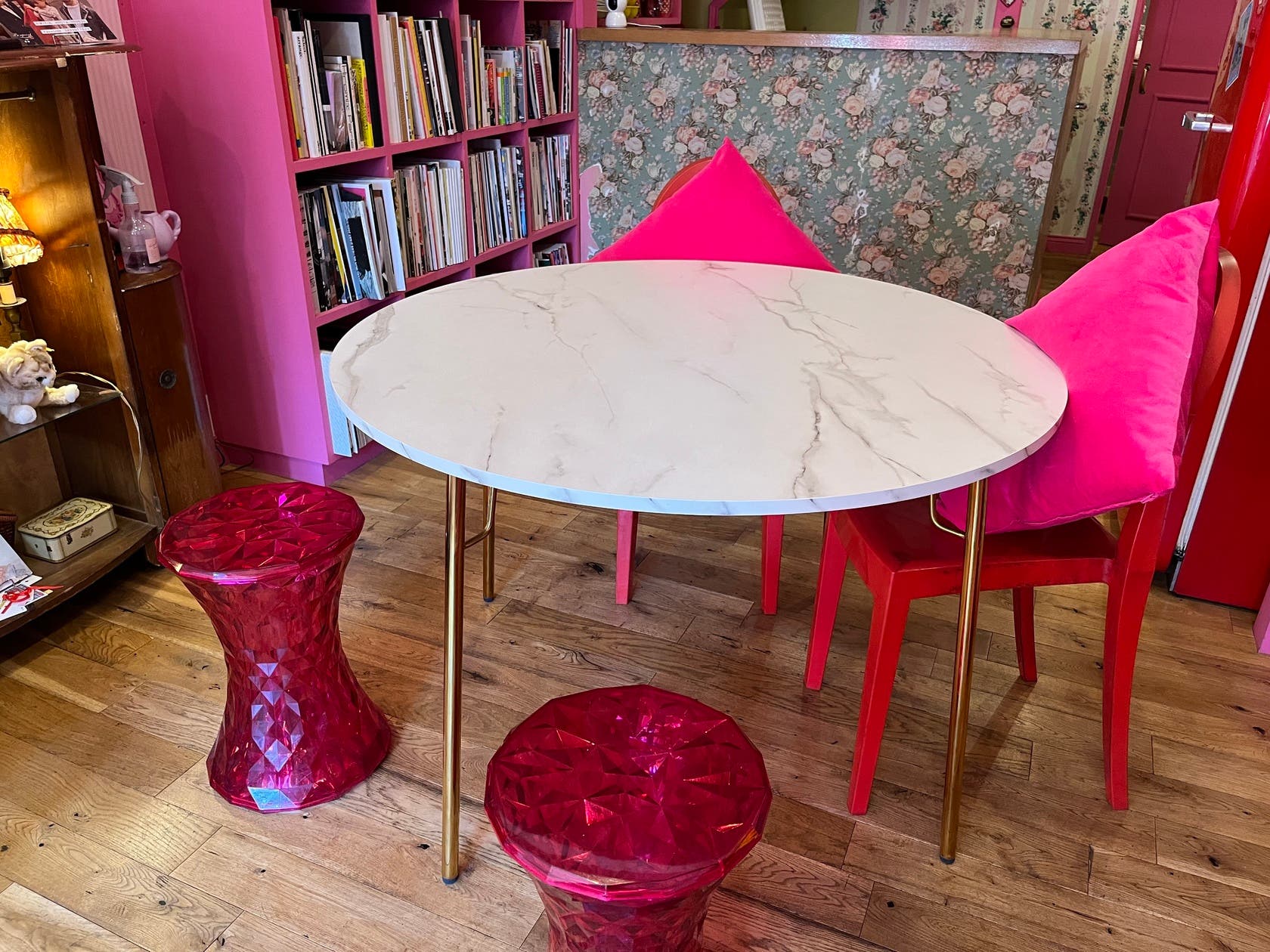 ピンクベースのガーリーなスペースの写真2