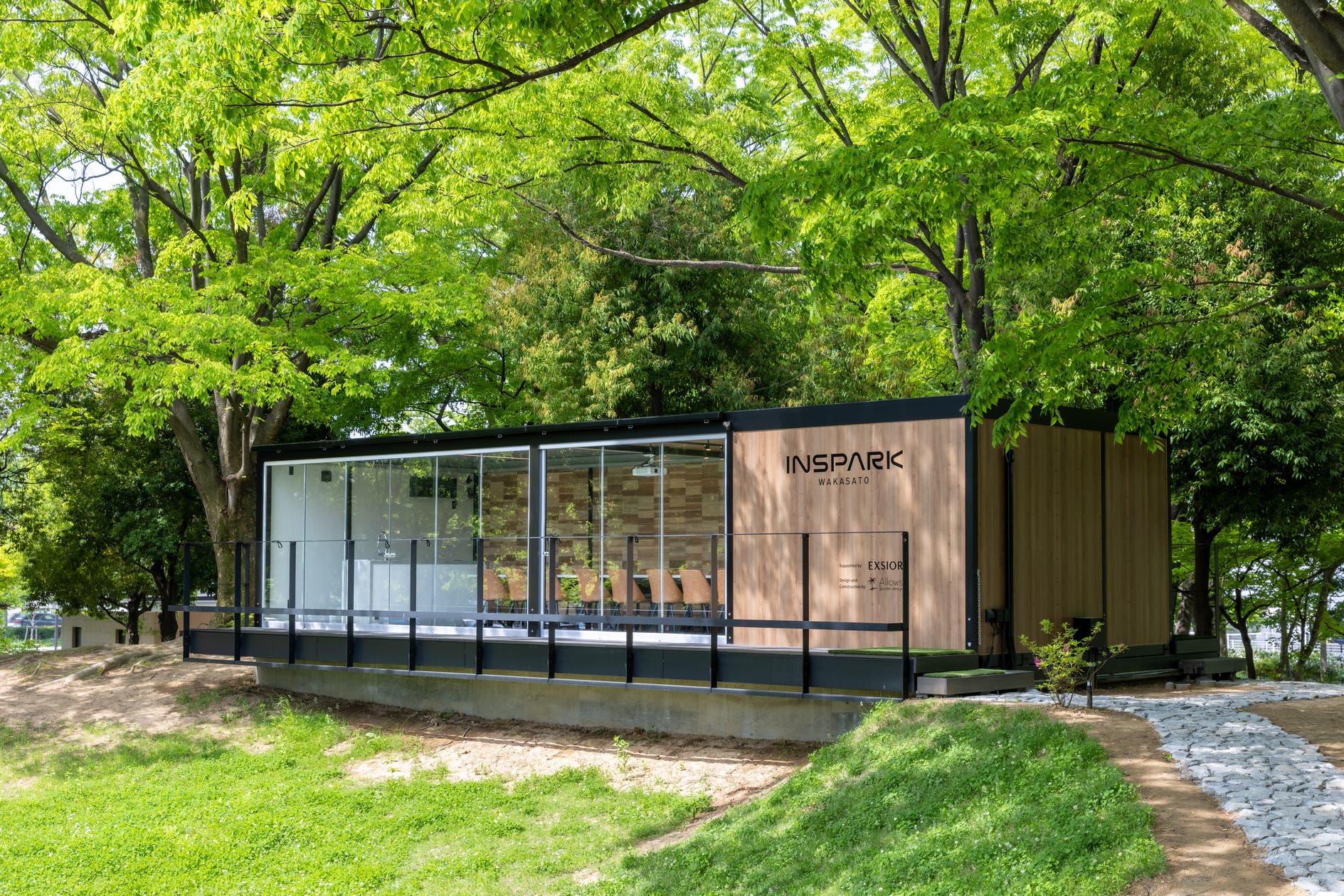 ガラス張りの透明感と開放感ある空間で、 クリエイティブな時間を。の写真2